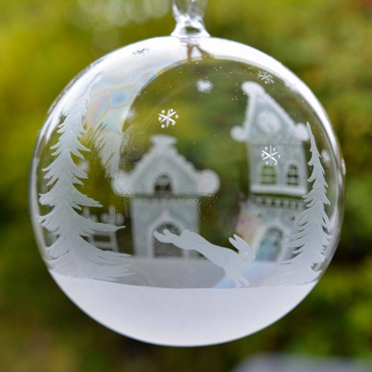 Glaskugel mit Nostalgiehäuser – Glasveredlung Margit Klammer